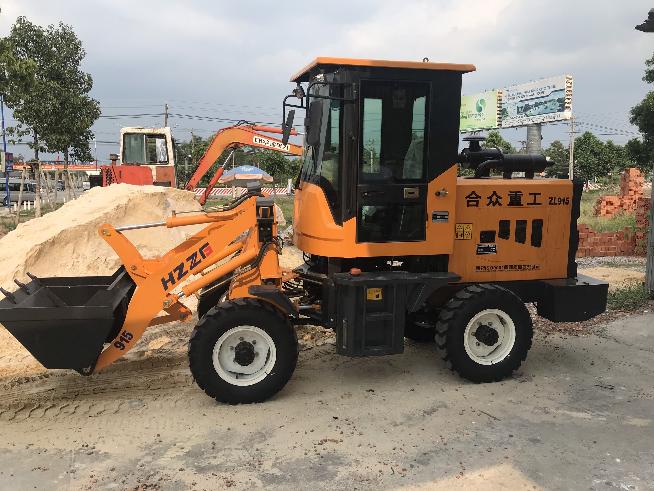 Máy xúc lật Mini 915 - Gầu 0.4 khối - MÁY XÂY DỰNG 247